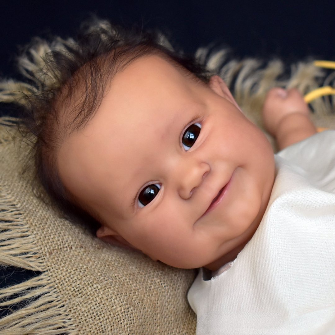 Völlig matschiges Baby, das aussieht wie ein echtes Baby namens Kenji ...