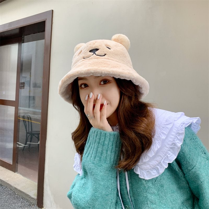 PLUSH KUMA BUCKET HAT