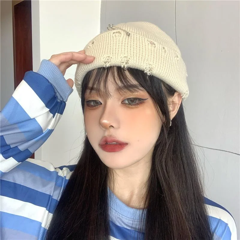 O RINGS PIN RIPPED BEANIE HAT