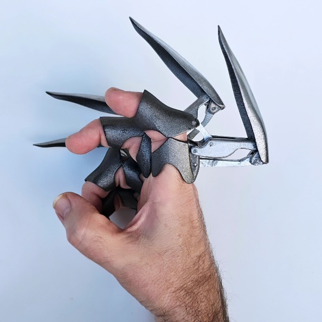 Finger Style Mantis Blade