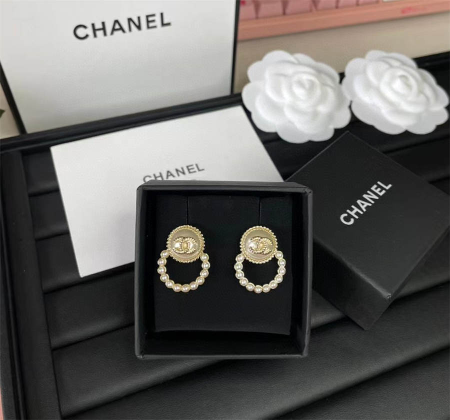 Chanel pearl monogram circle earrings - Xpurse