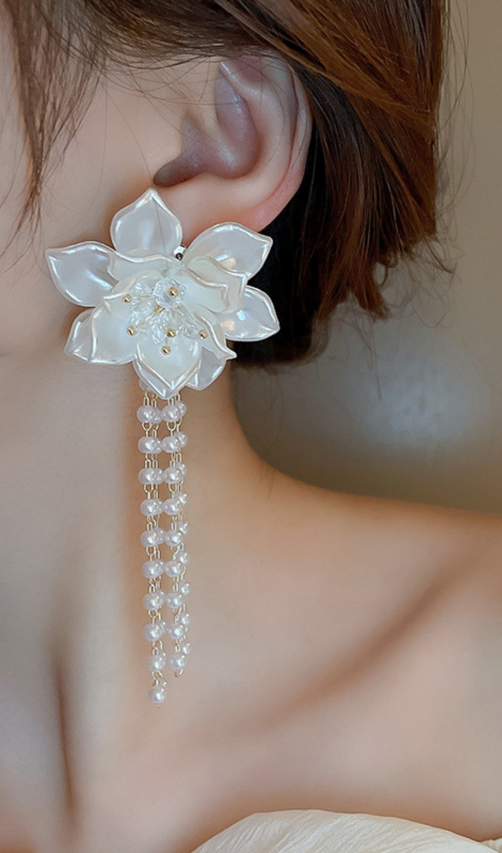 Flowering Girl Women Fernanda White Flower Earrings
