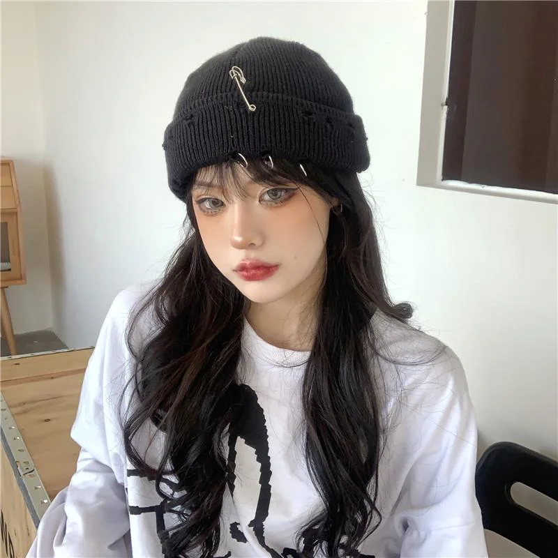 O RINGS PIN RIPPED BEANIE HAT