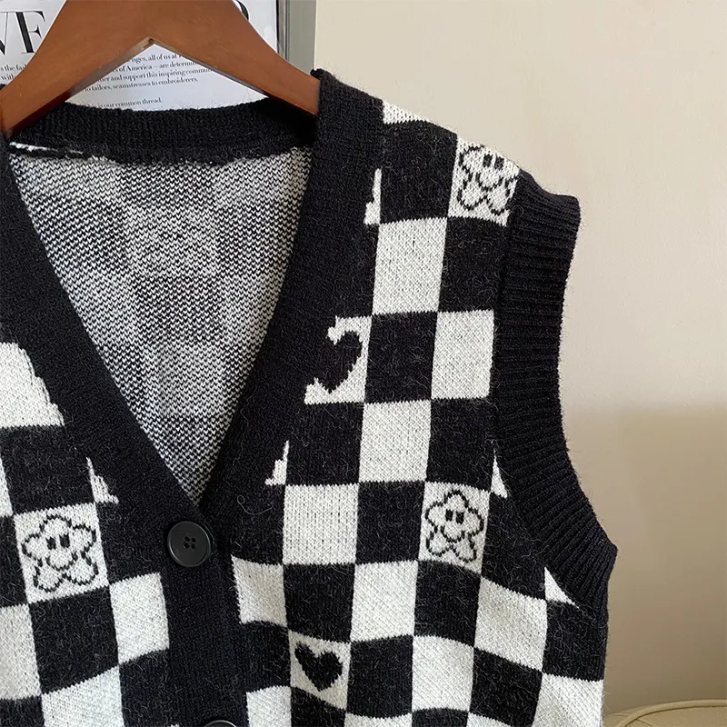 CHECKERBOARD V-NECK SWEATER VEST