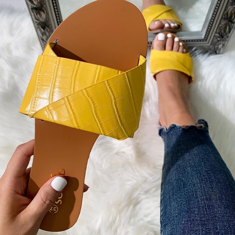 Solid Turtle Pattern Flat Sandals