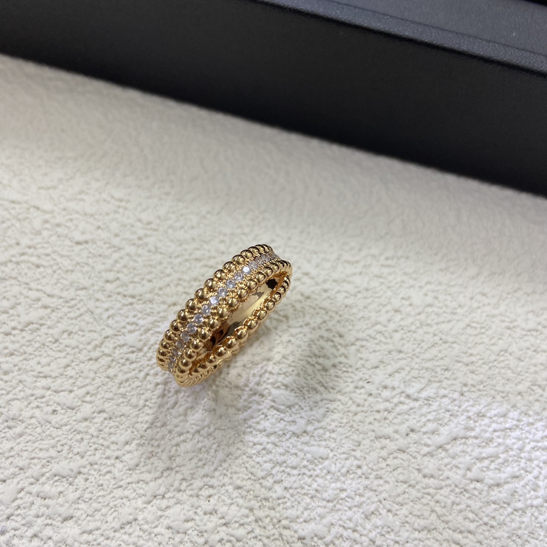 Van Cleef&Arpels' new 2-in-1 bead edge diamond ring with a row