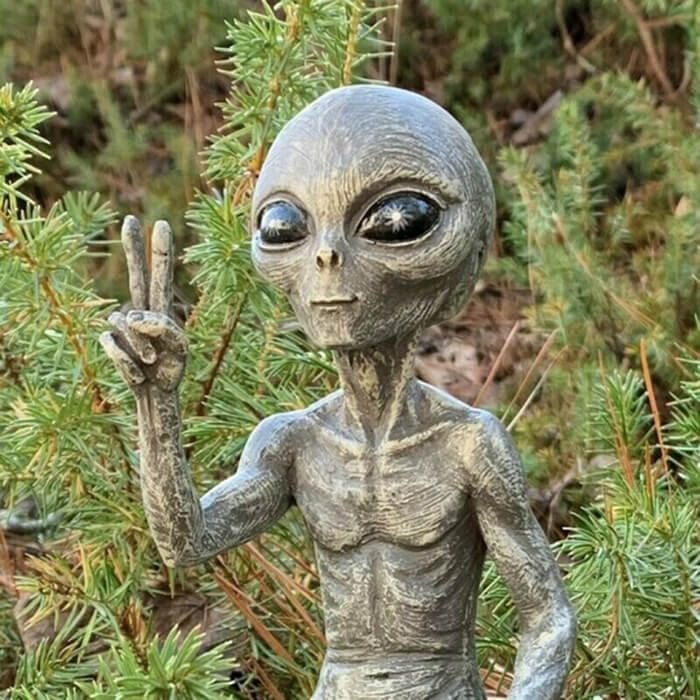 Couple Alien Garden Statues - Outdoor Yard Sculptures for Decor