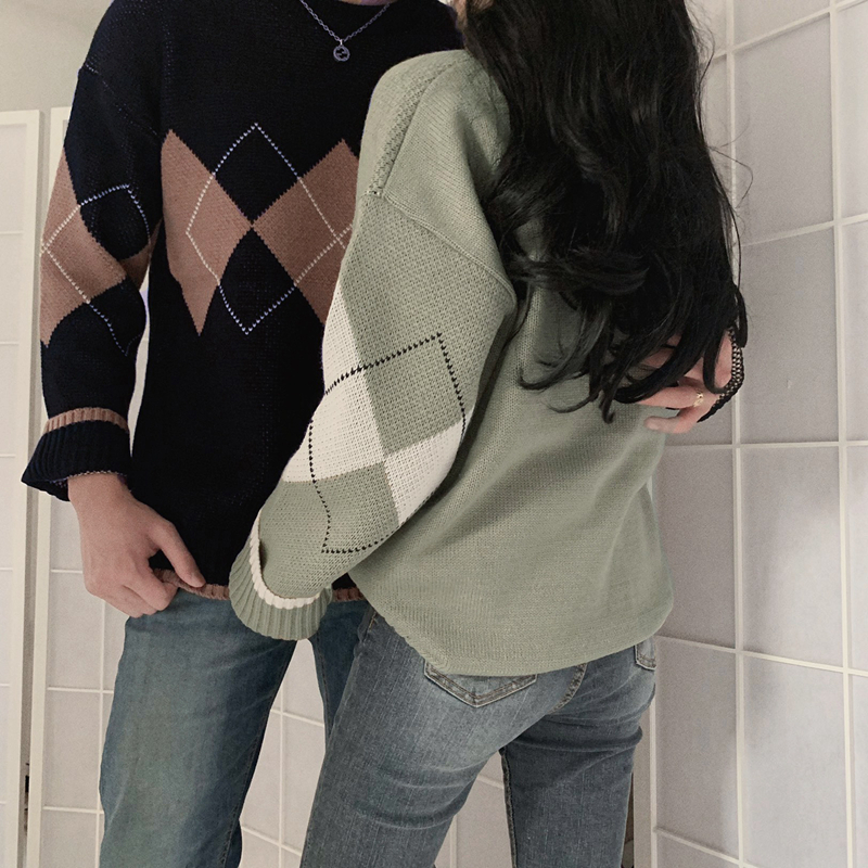 CONTRASTING DIAMOND KNIT PULLOVER SWEATER