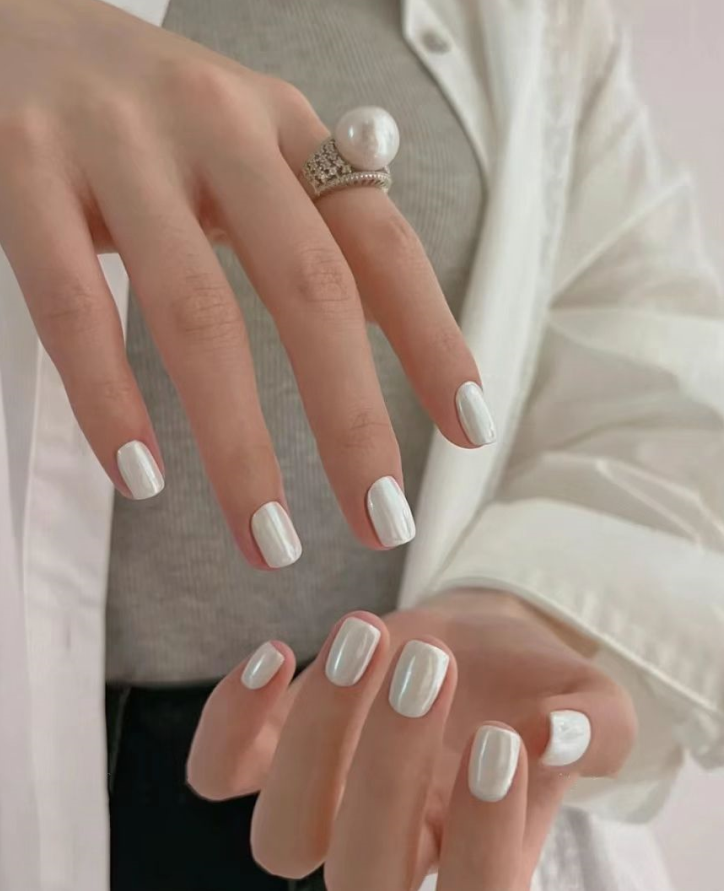 Get Trendy with Gorgeous Short White Nail Designs