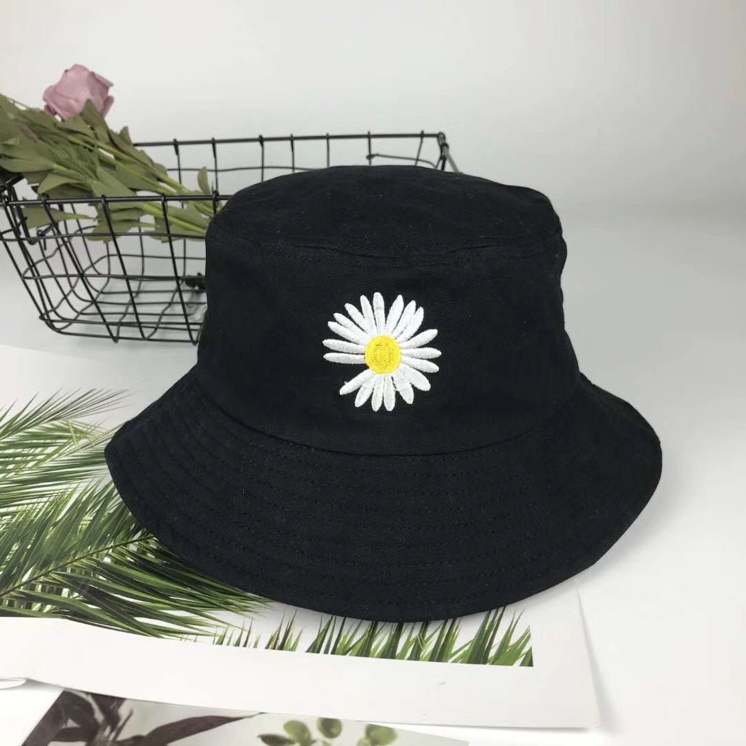 SMILEY DAISY BUCKET HAT
