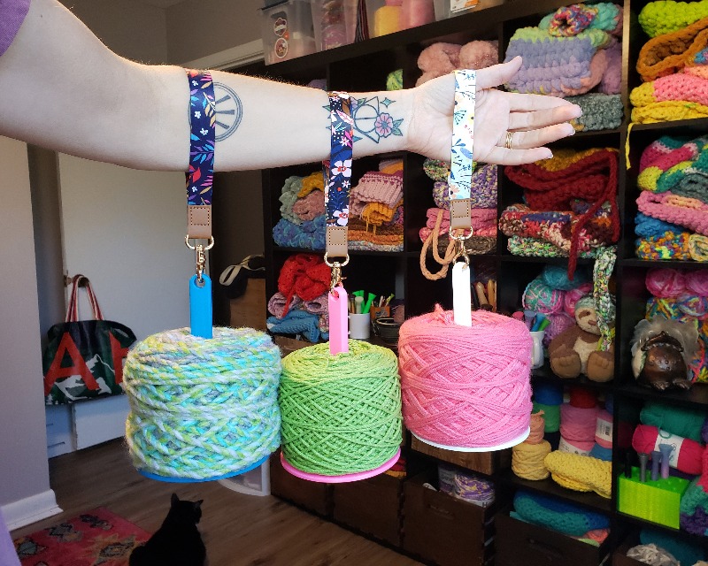 Portable Yarn Holder, Travel Wrist Hanging Yarn Cake Dispenser, Gift ...