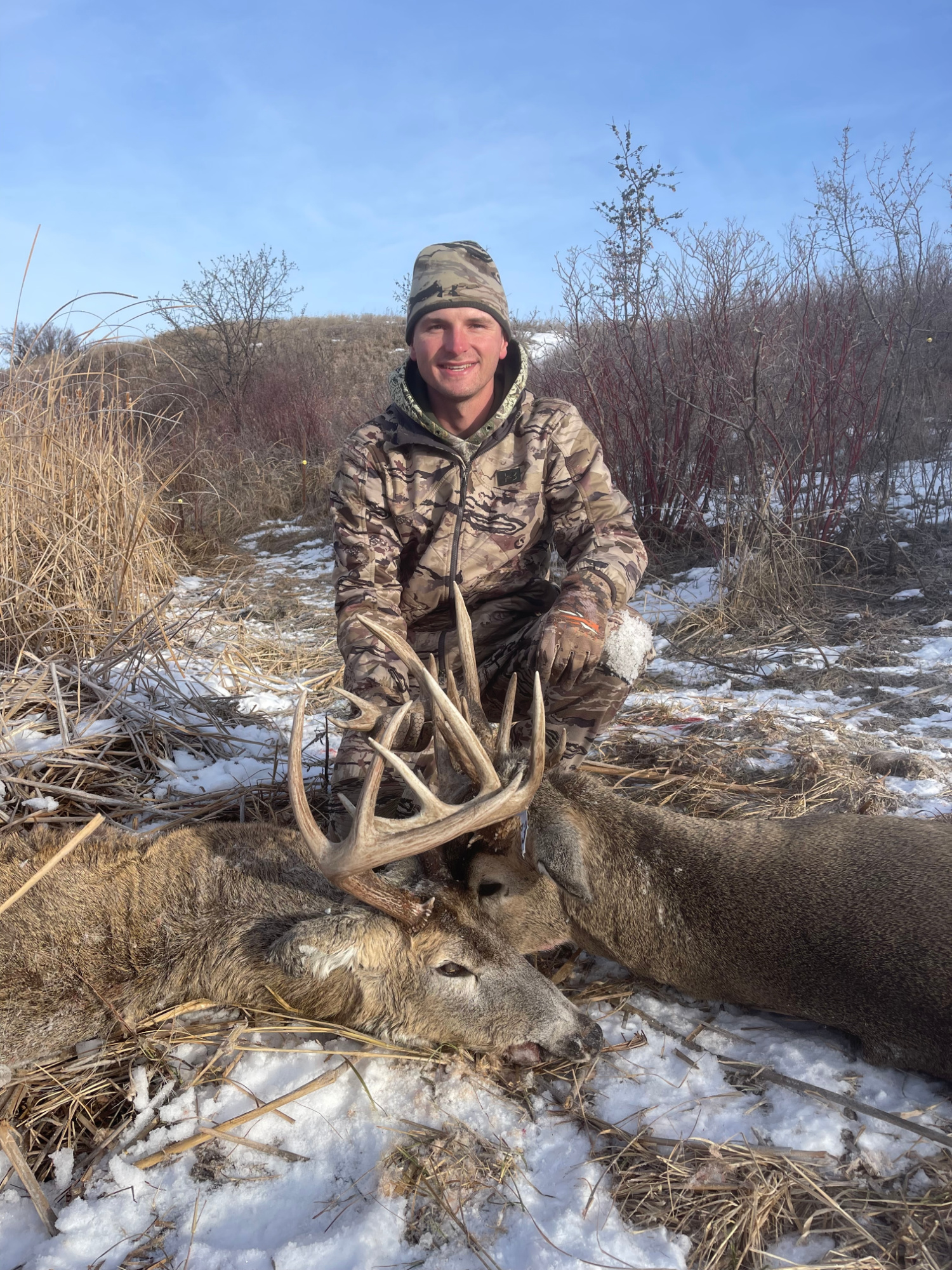 Bowhunter Shoots Locked Up Buck That Was Nearly Dead on Its Feet ...