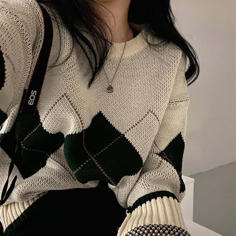 CONTRASTING DIAMOND KNIT PULLOVER SWEATER
