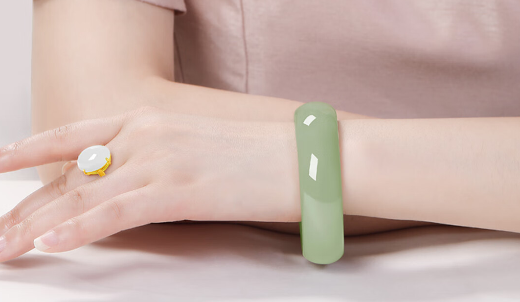 How to Wear a Jade Bangle and Determine the Perfect Fit