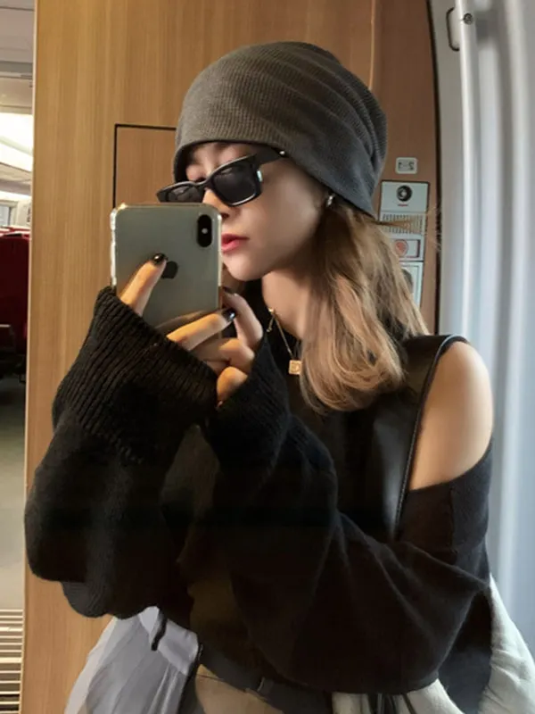 Simple Normcore Knitted Hat for a Classic Look