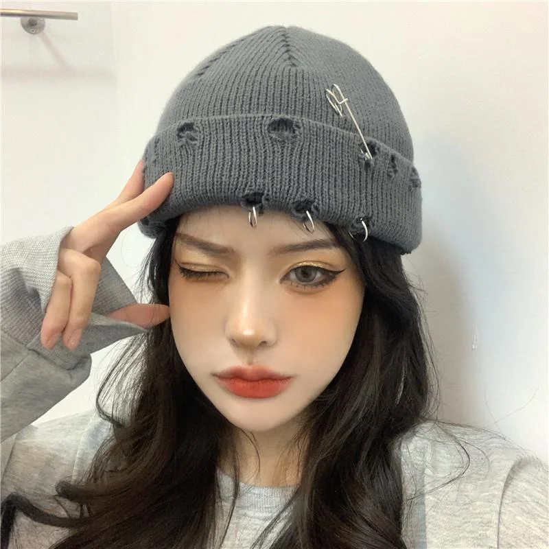 O RINGS PIN RIPPED BEANIE HAT