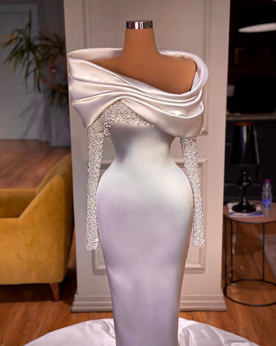 Elegant White Evening Dress Long Sleeves With Beadings YL0255