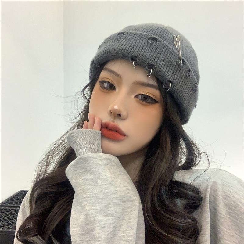 O RINGS PIN RIPPED BEANIE HAT