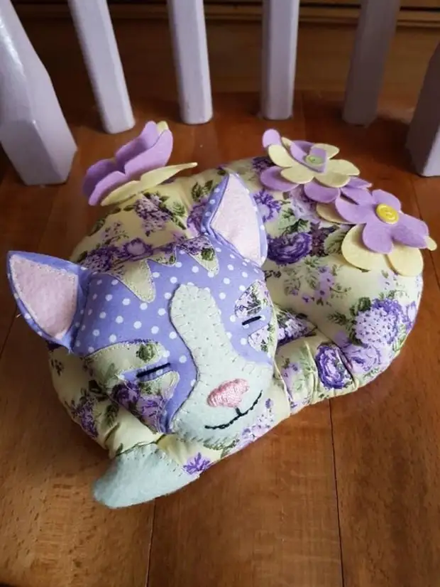 Patchwork Sleeping Cat Sewing Template - With Instructions
