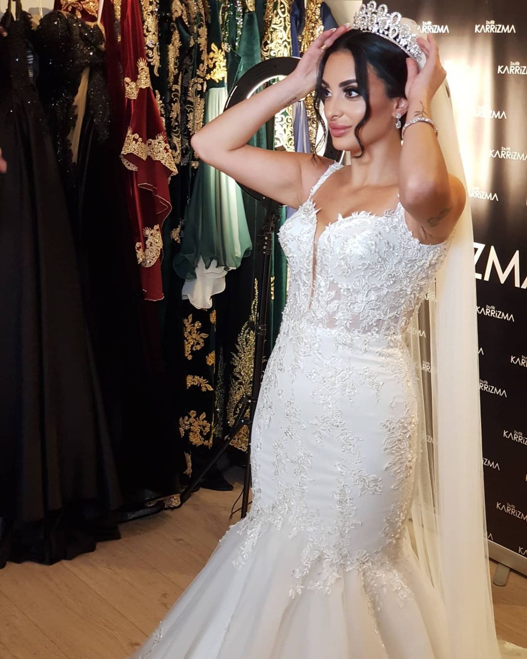 Daisda Gorgeous Tulle Spaghetti-Straps Long Mermaid Wedding Dress With Appliques Lace