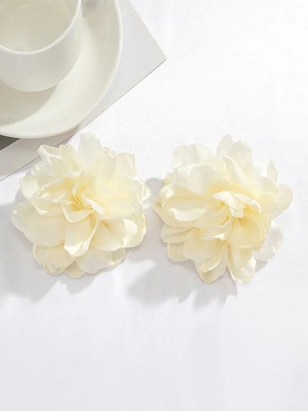 Floral Elegance: Three-Dimensional Solid Color Flower Drop Earrings